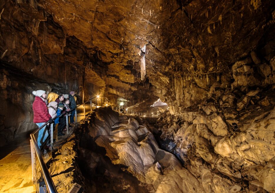 Poole's Cavern & Buxton Country Park - Creative Tourist