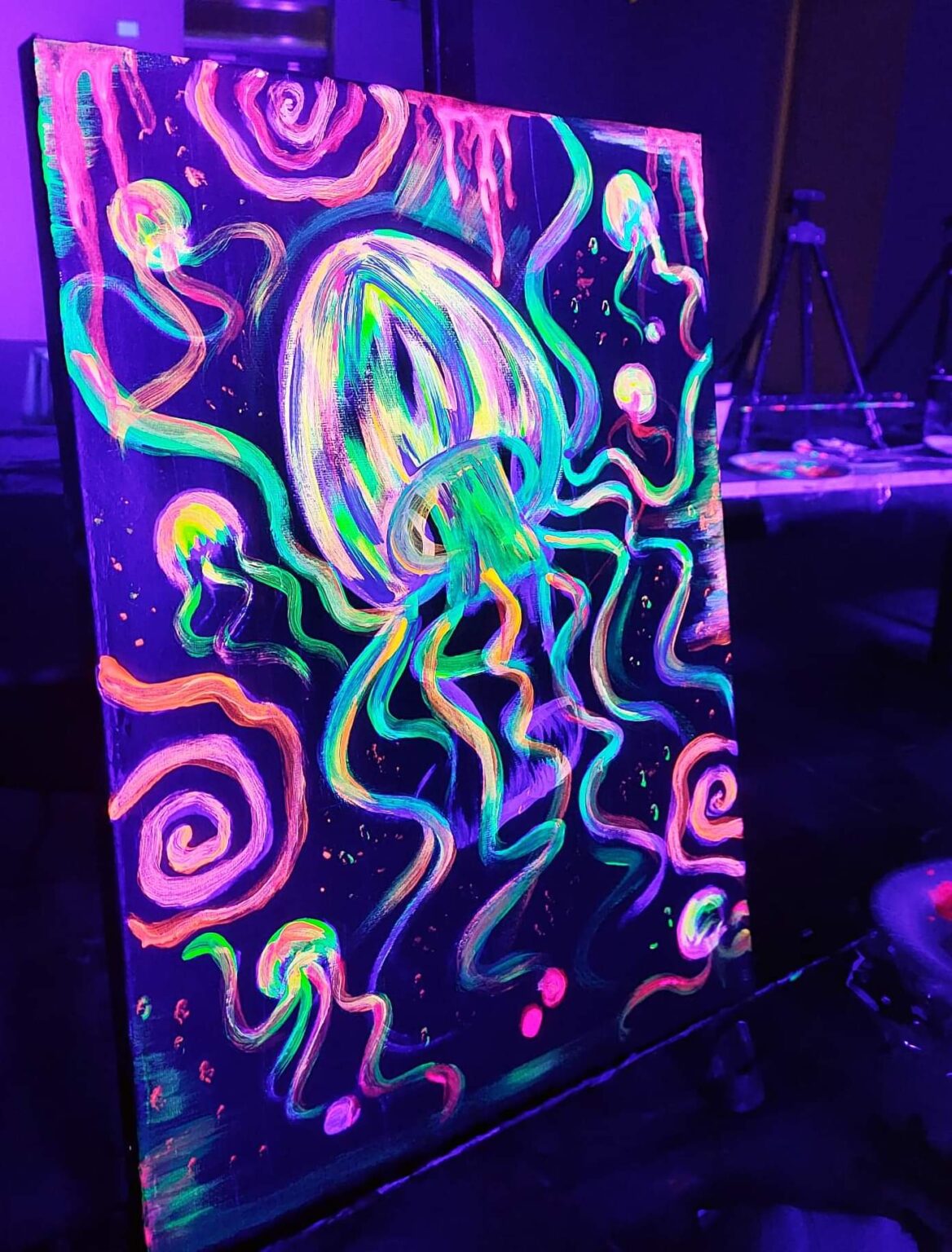 UV painting with Floating Art at The Oast House - Creative Tourist