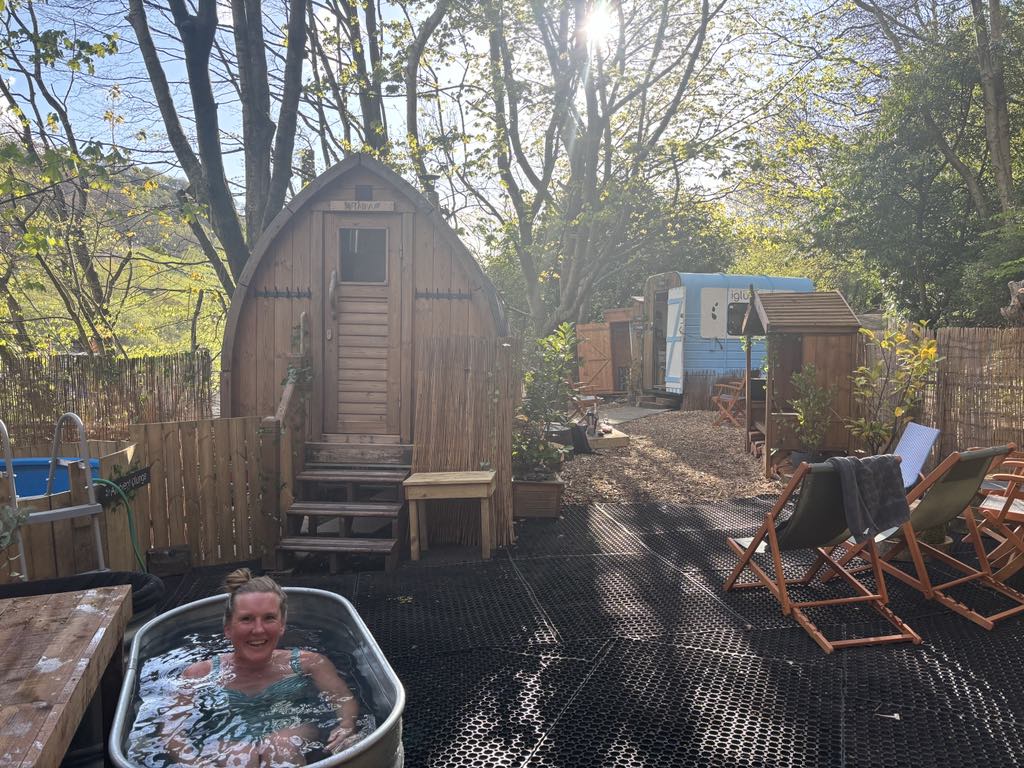 Sauna and cold plunge pools at iglu sauna - Creative Tourist